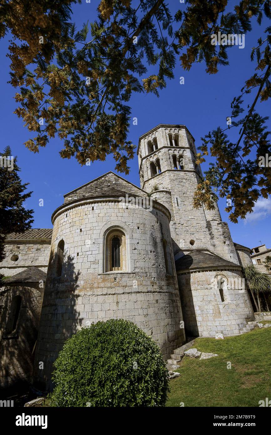 Monasterio románico girona hi-res stock photography and images - Alamy