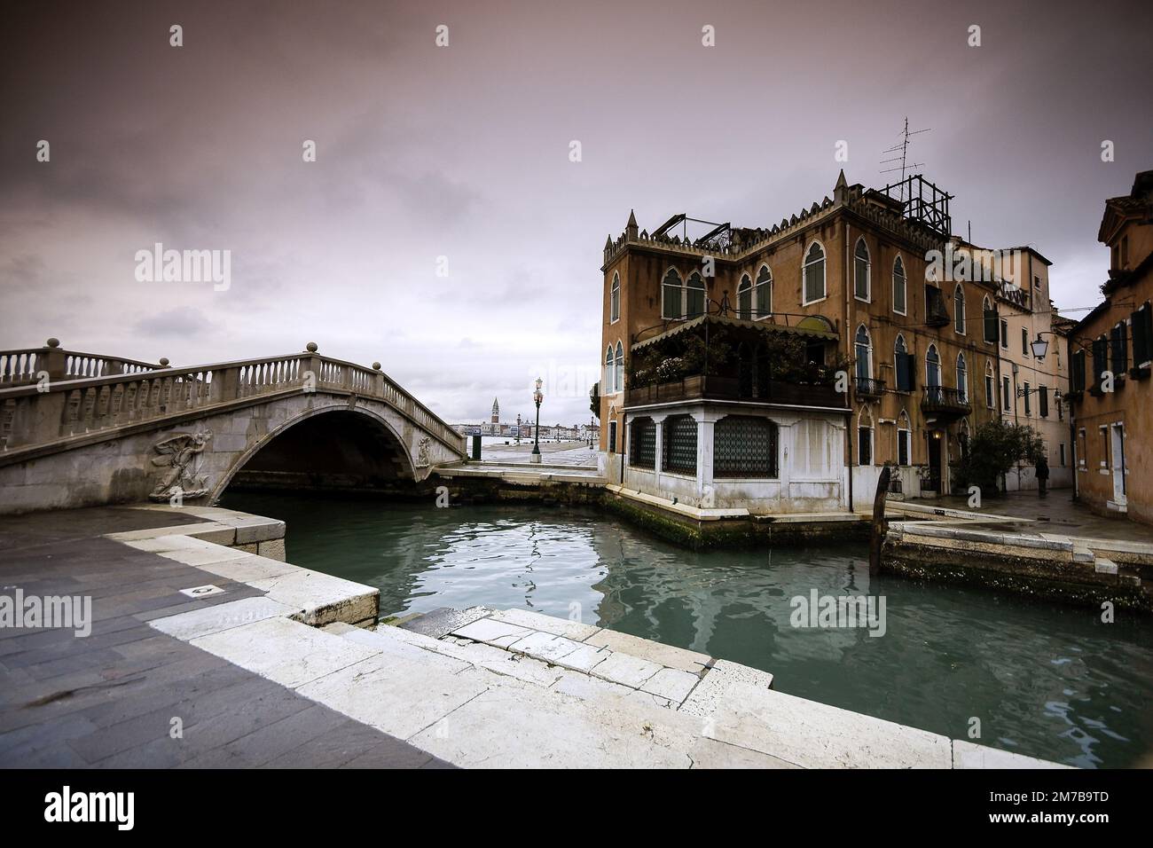 Palacete junto al rio de San Giuseppe. Castello. Venecia.Véneto. Italia ...