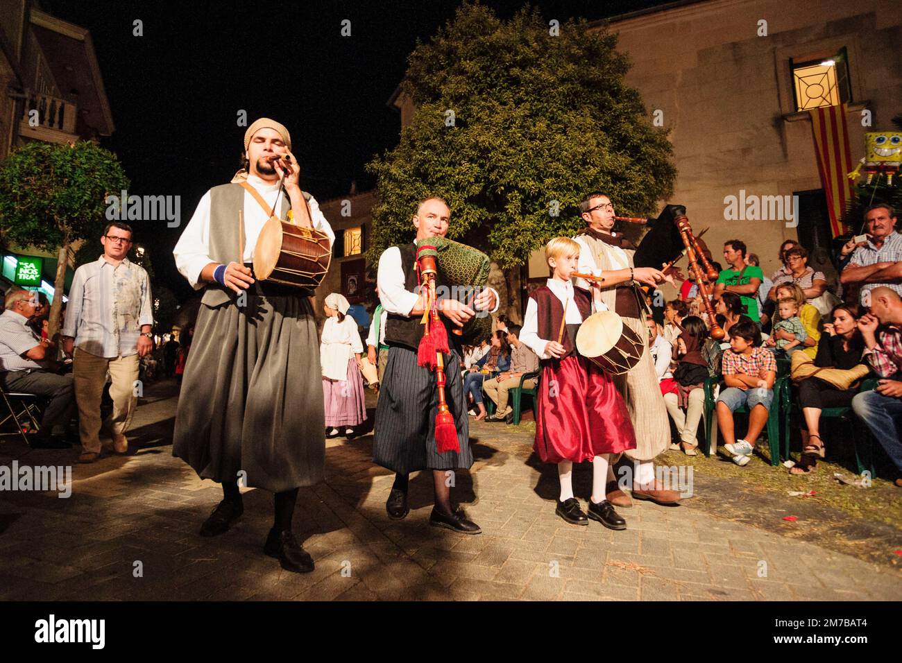 Traje de vestimenta tradicional hi-res stock photography and images - Alamy