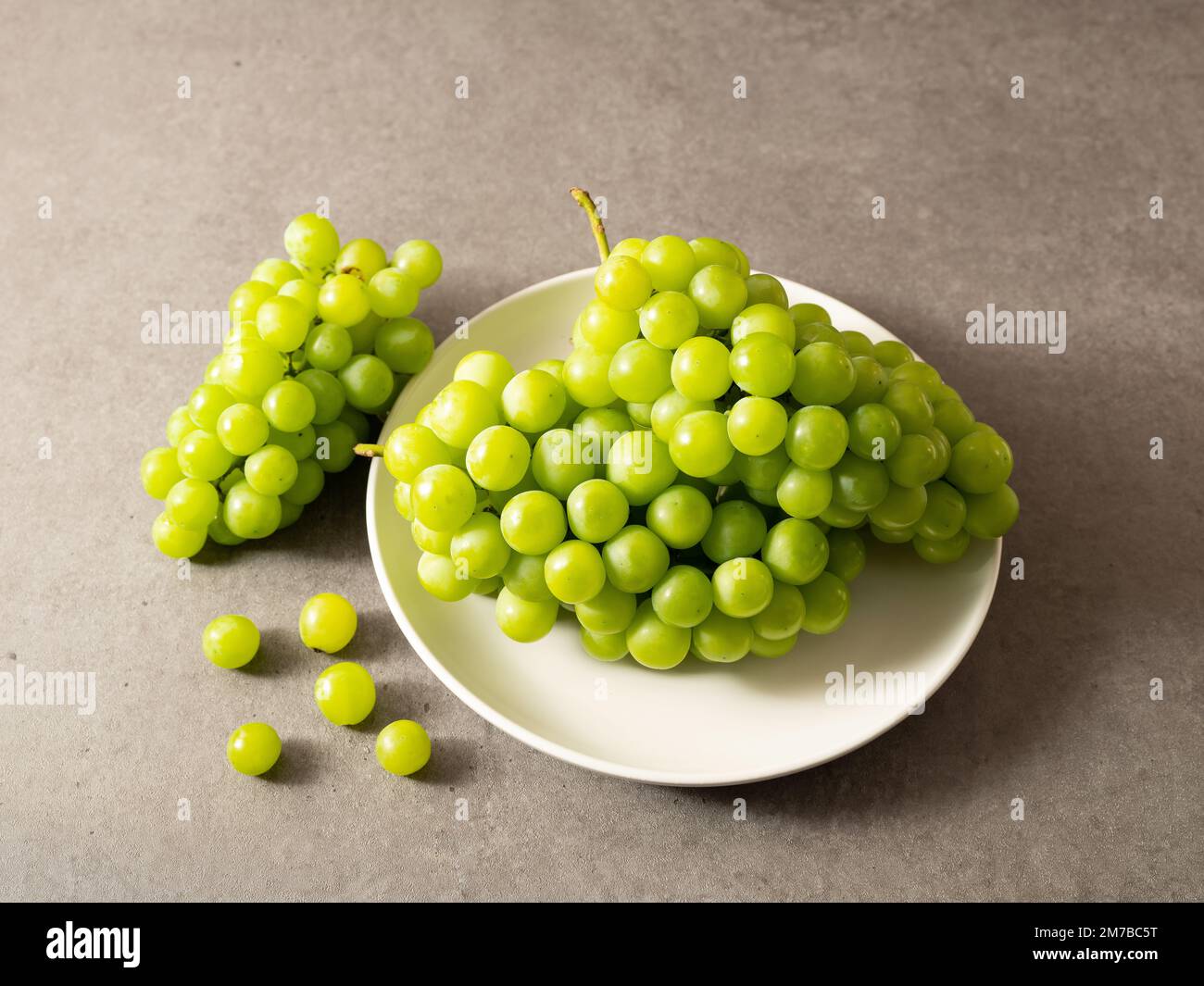green grapes on a plate Stock Photo - Alamy