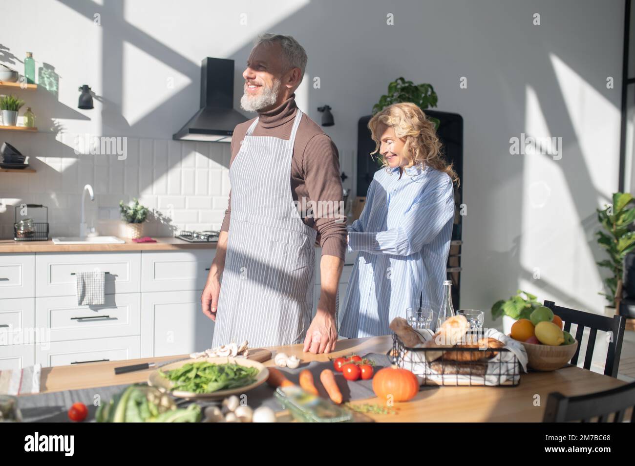 Man and woman cooking together in the kitchen Stock Photo - Alamy