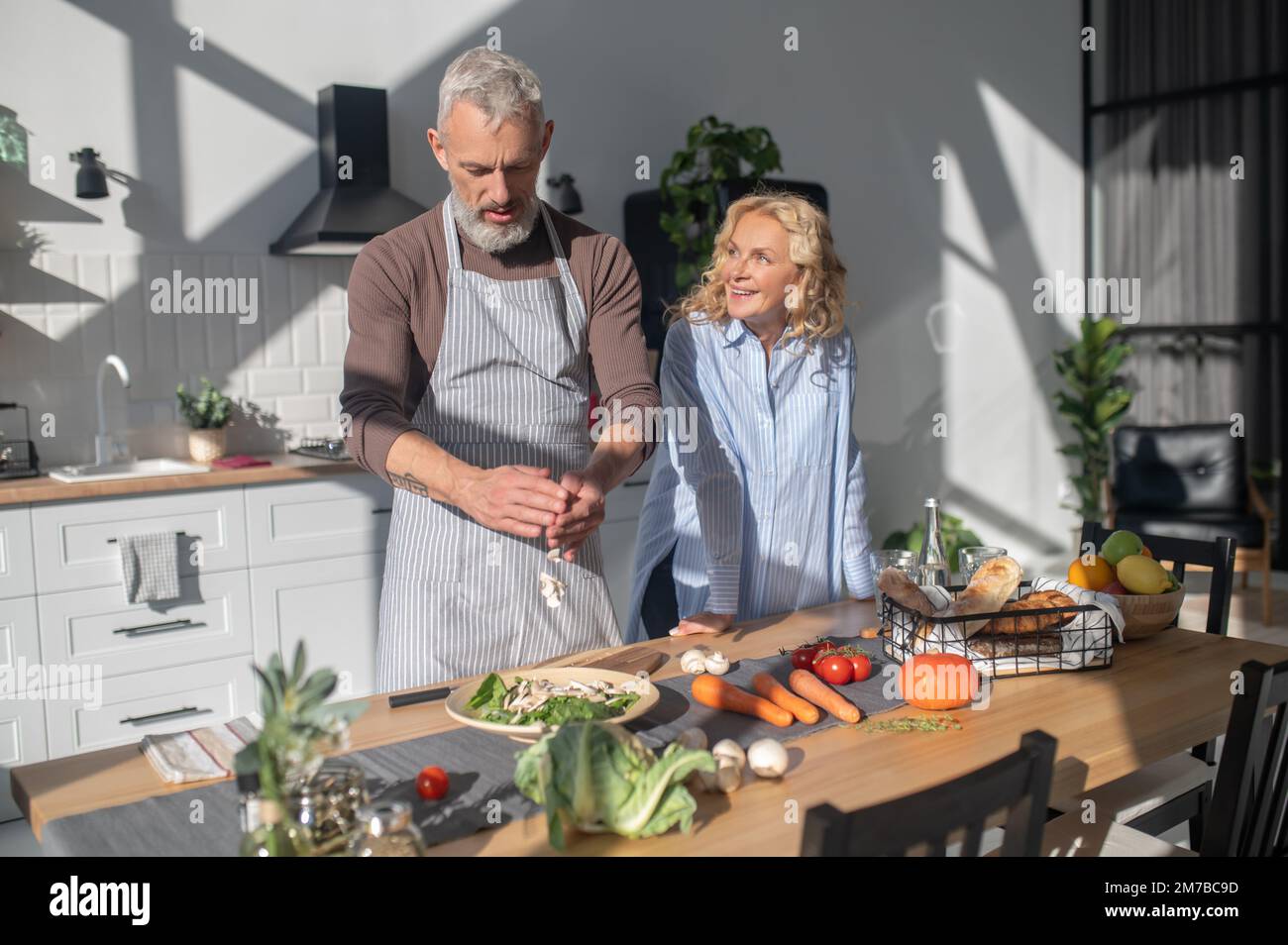 Man and woman cooking together in the kitchen Stock Photo - Alamy