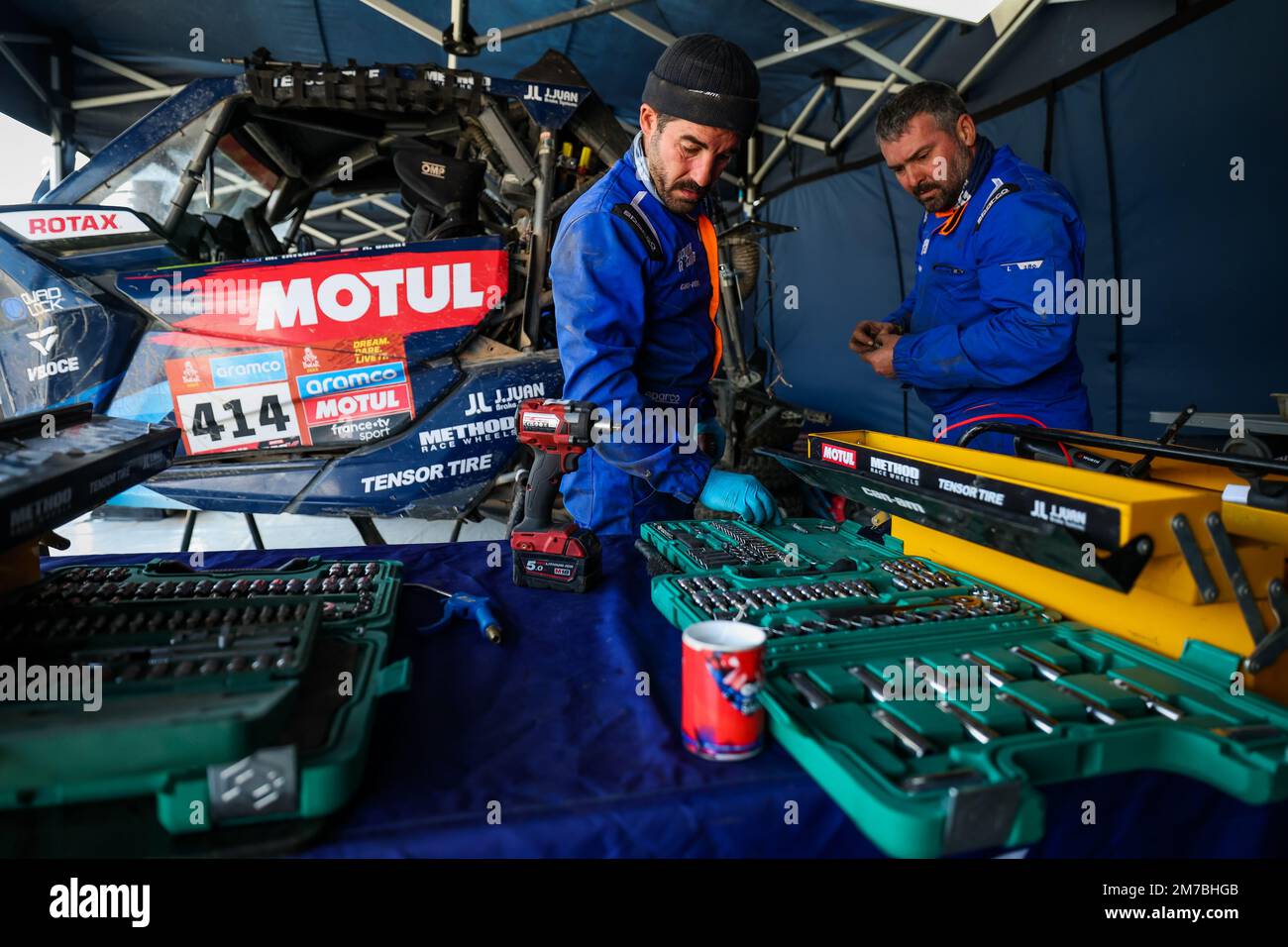 South Racing Can-Am mechanics at work during the Rest Day of the Dakar ...