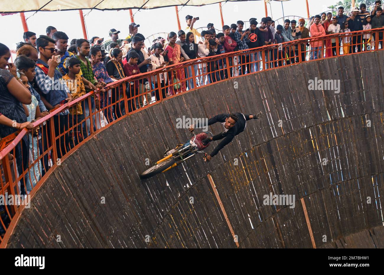 Mumbai, India. 08th Jan, 2023. A man riding a motorbike inside Maut ka ...