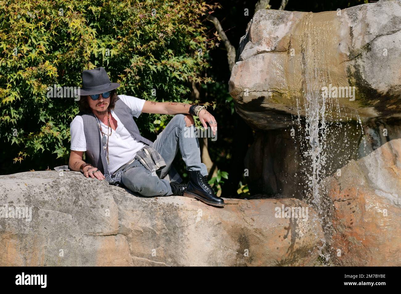 Actor posing for photographers in person cosplay lookalike Johnny Deep ...