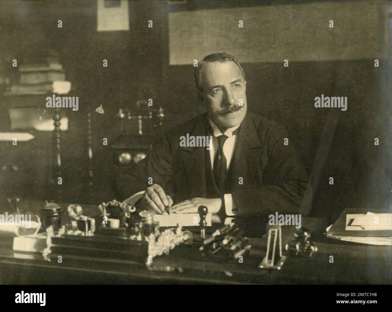 1900s man hi-res stock photography and images - Alamy