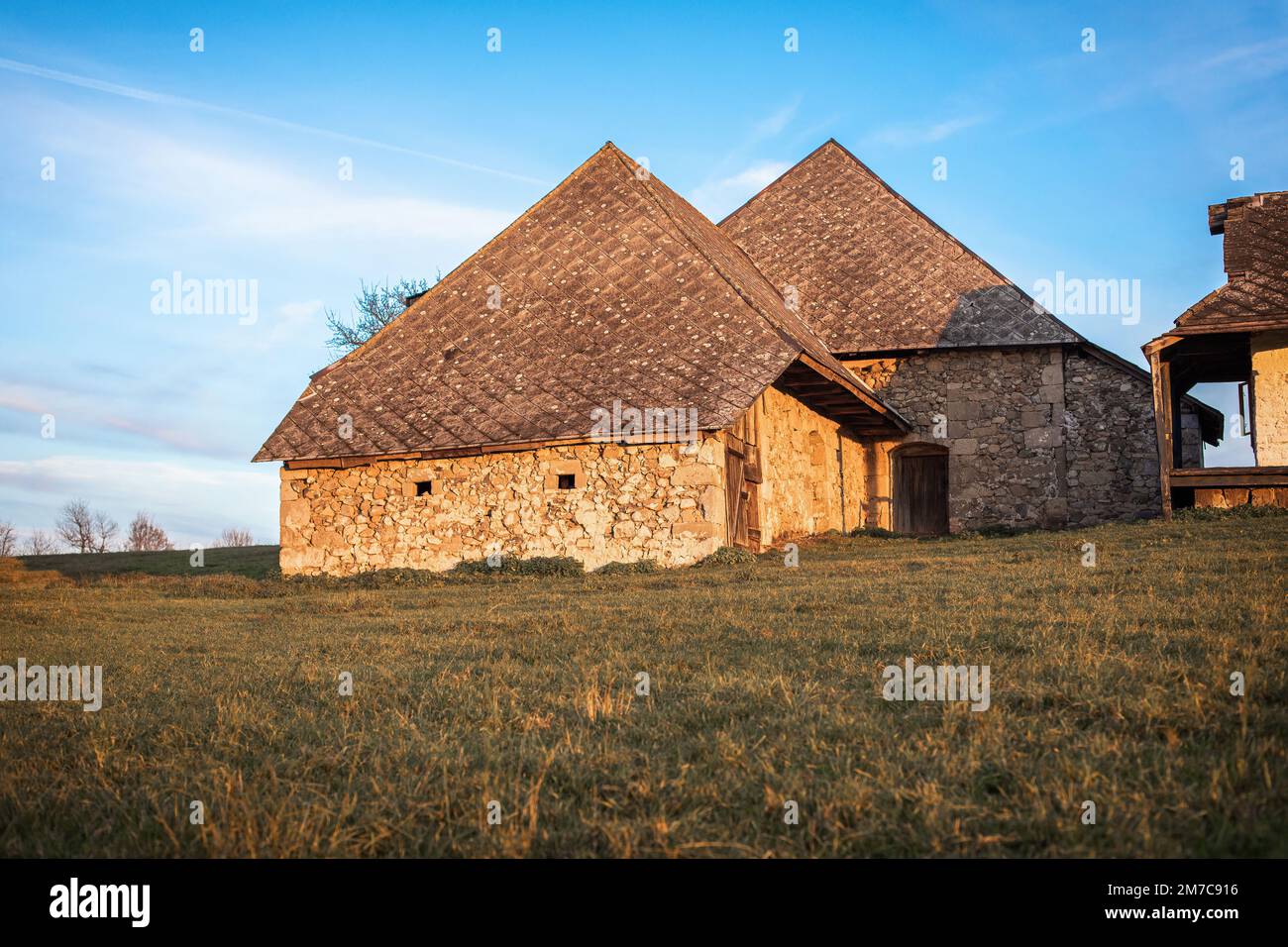 Ancient peasant house in stone hi-res stock photography and images - Alamy