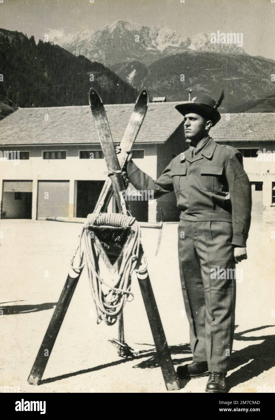 Italian alpine soldier with his equipment, Italy 1950s Stock Photo - Alamy