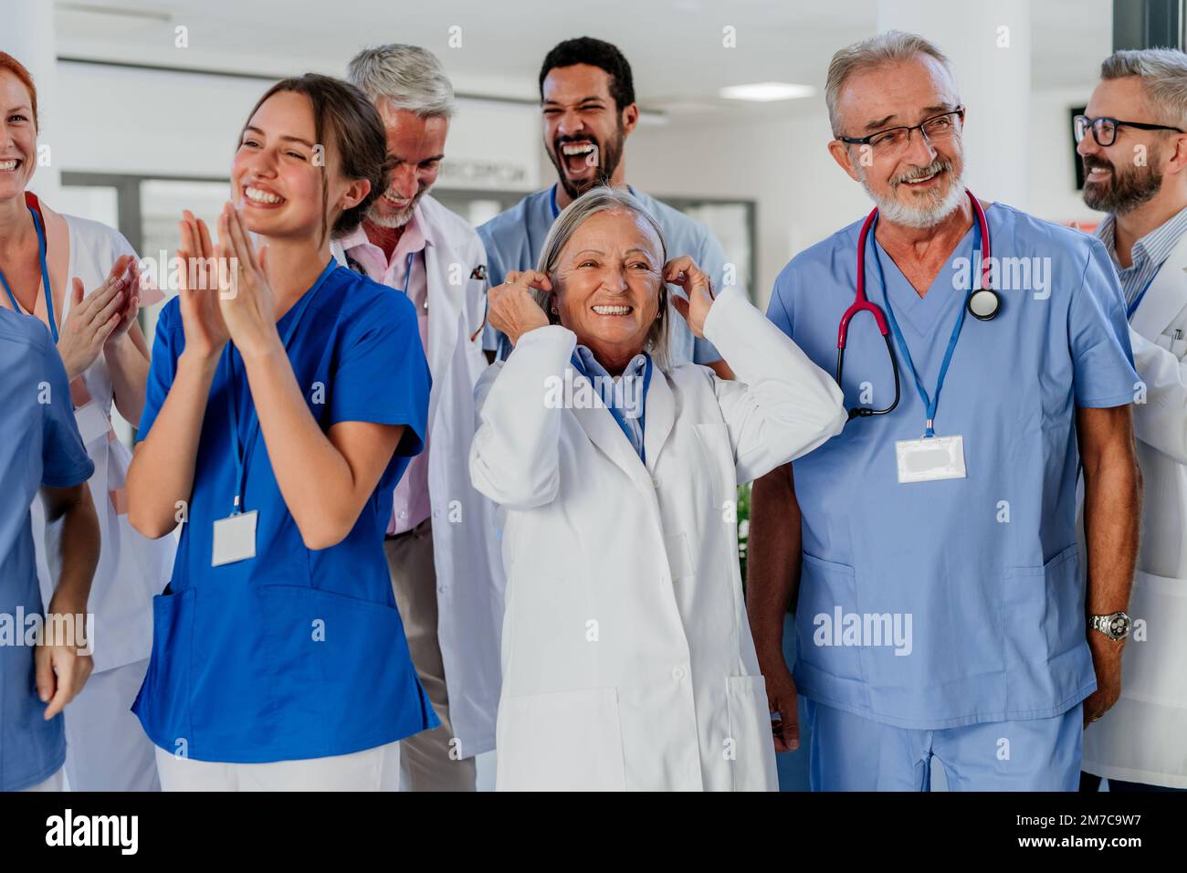 Portrait of happy doctors, nurses and other medical staff clapping in hospital Stock Photo - Alamy