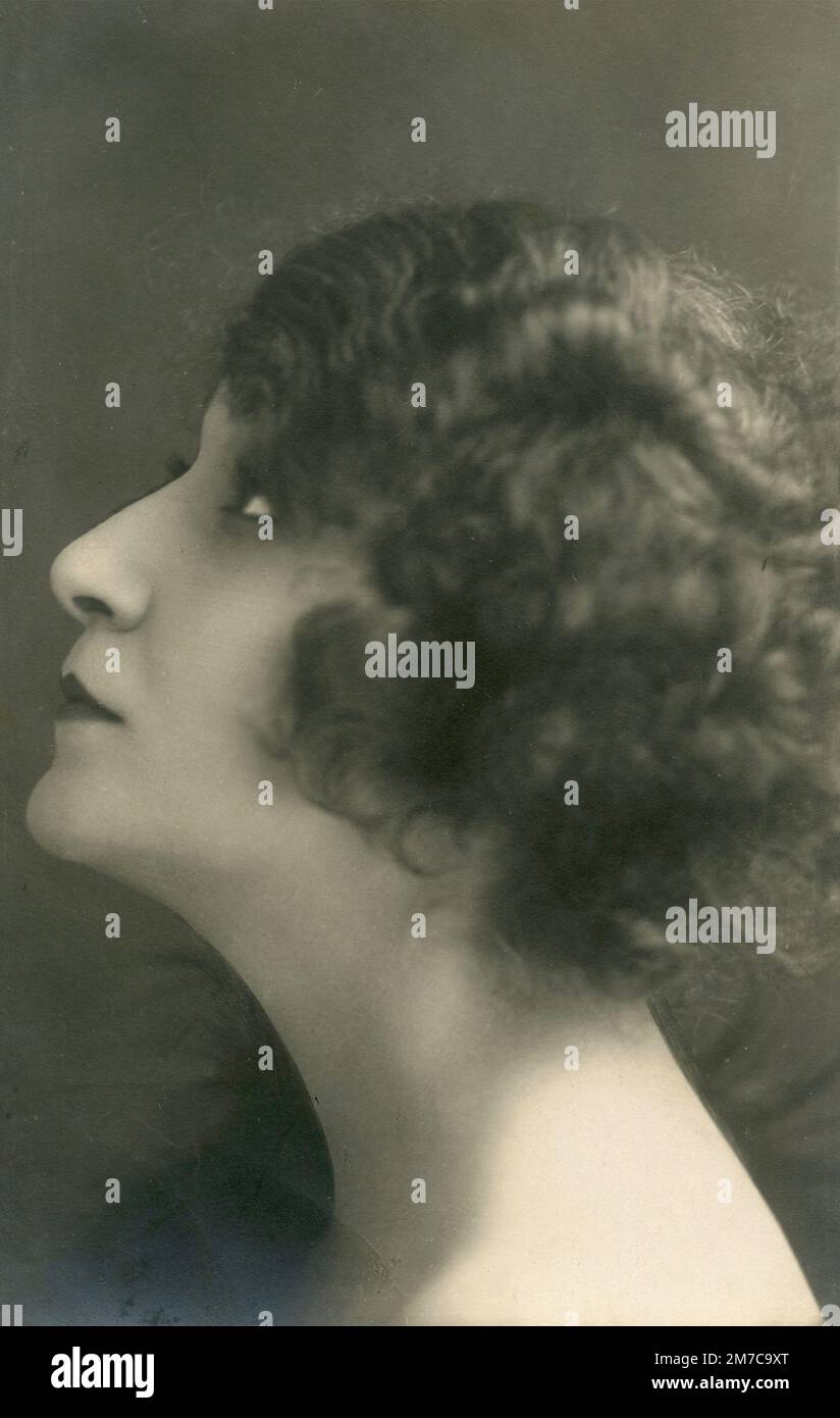 Portrait of Italian silent film actress Yvonne De Fleuriel, 1920s Stock ...