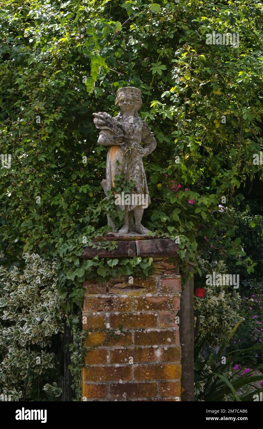 Woman statue plants hi-res stock photography and images - Alamy