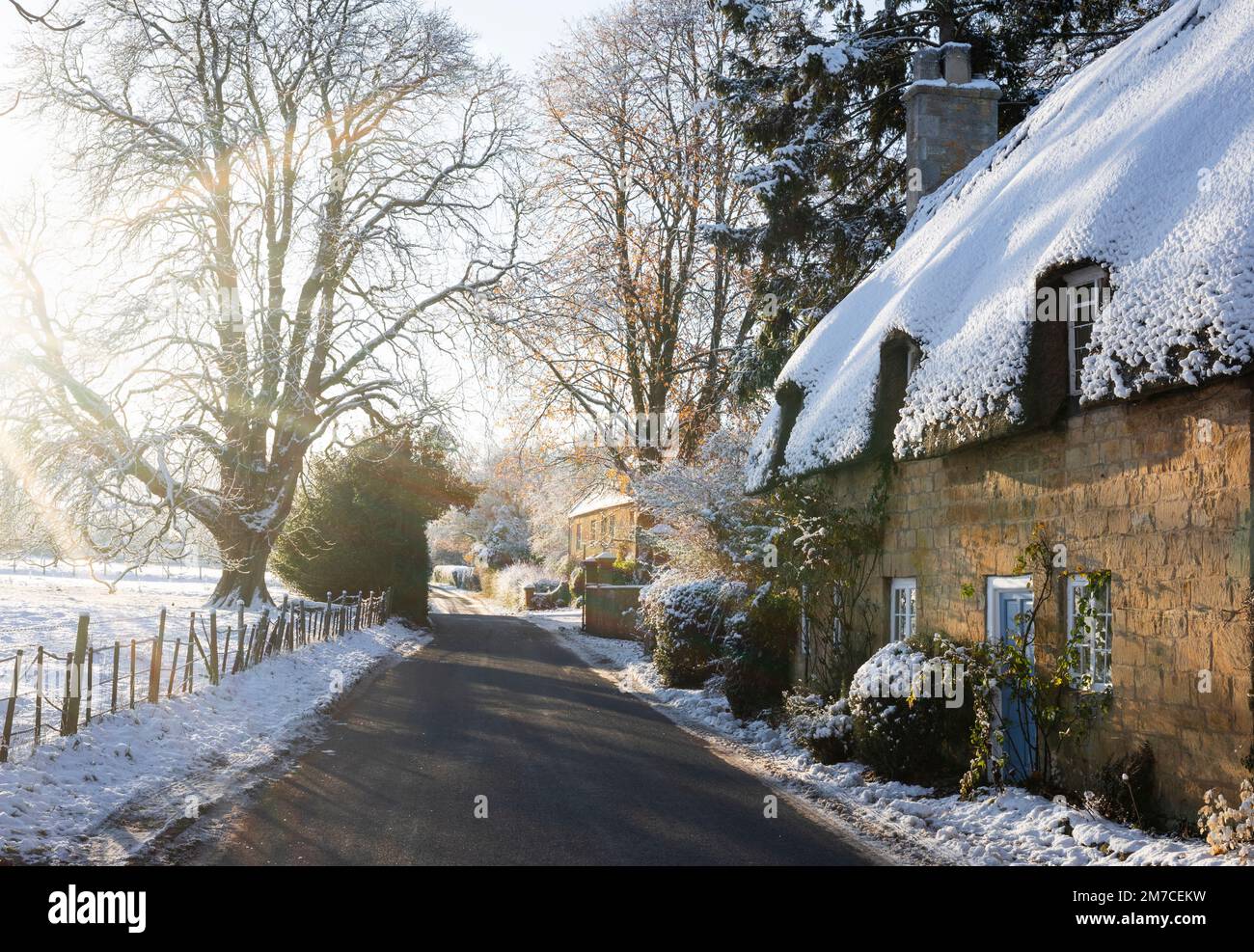 A thatched cottage in snow in the Cotswold village of Broadway ...