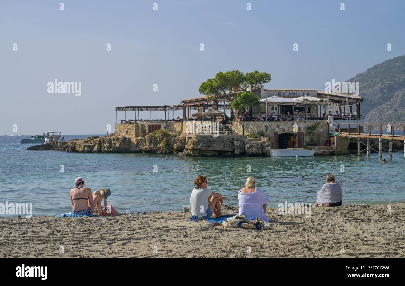 Badestrand, Insel mit Restaurant in der Bucht von Camp de Mar, Mallorca ...