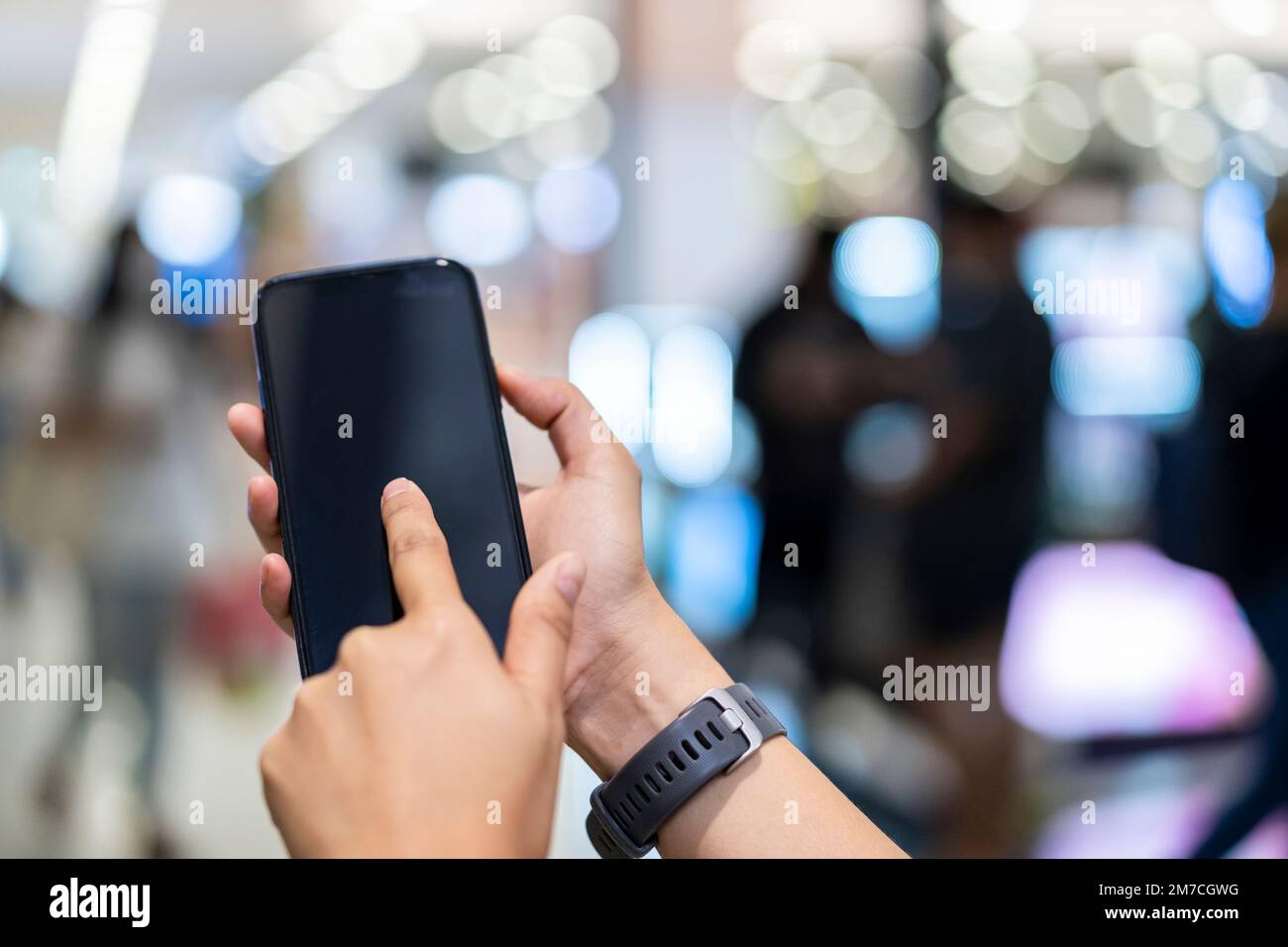 Smartphone online shopping in woman hand Stock Photo - Alamy