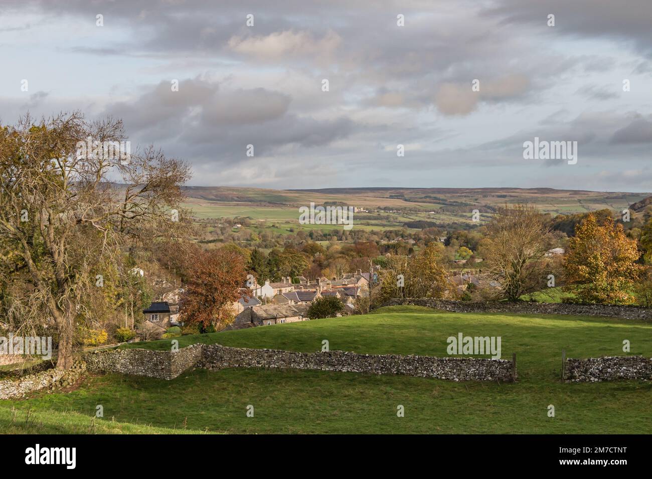 West Burton village, Wensleydale with Castle Bolton on the hillside in ...