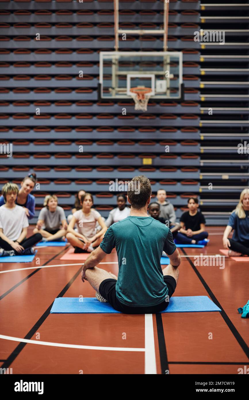Teaching yoga hi-res stock photography and images - Alamy