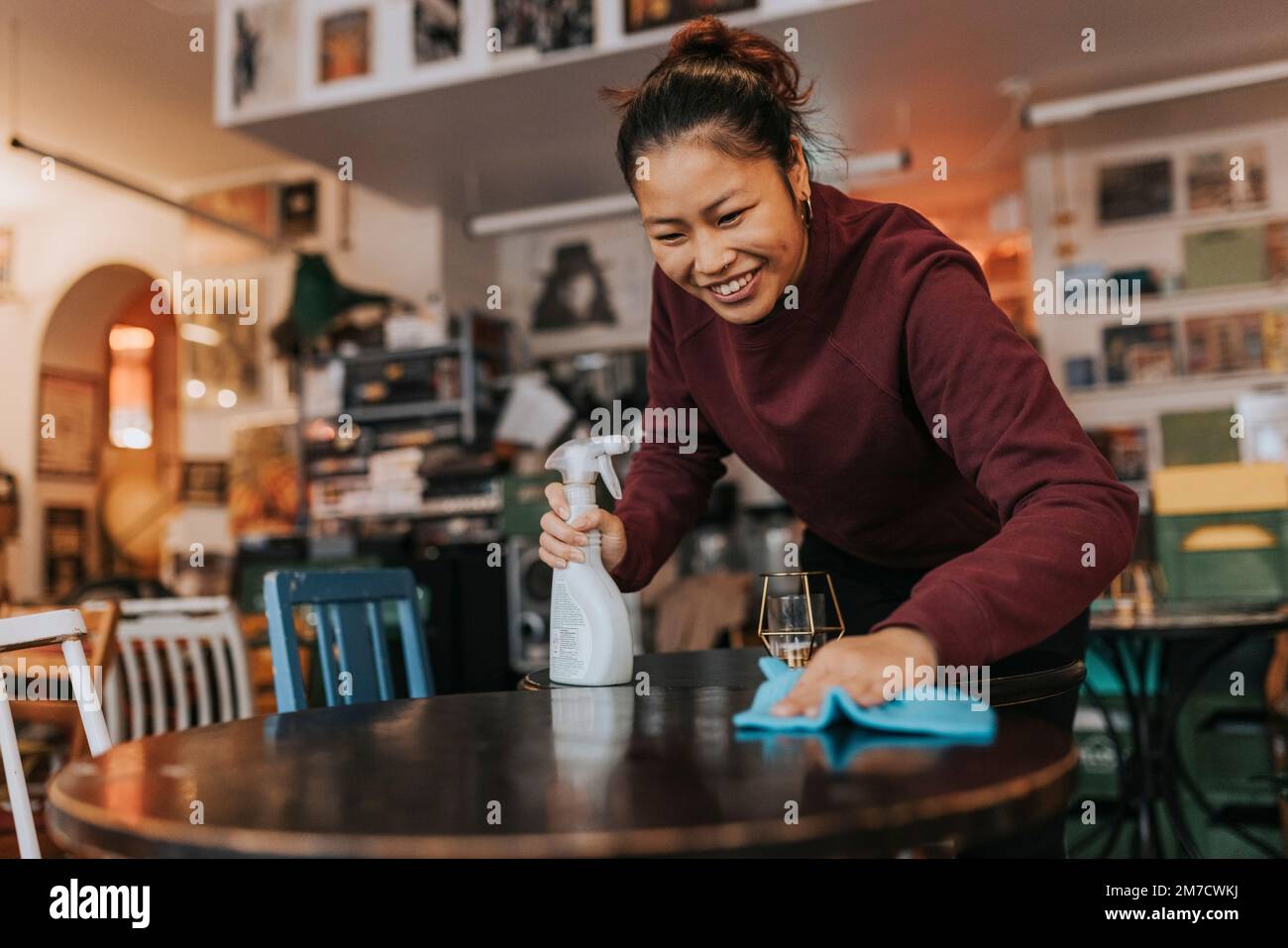 Person cleaning tables hi-res stock photography and images - Alamy