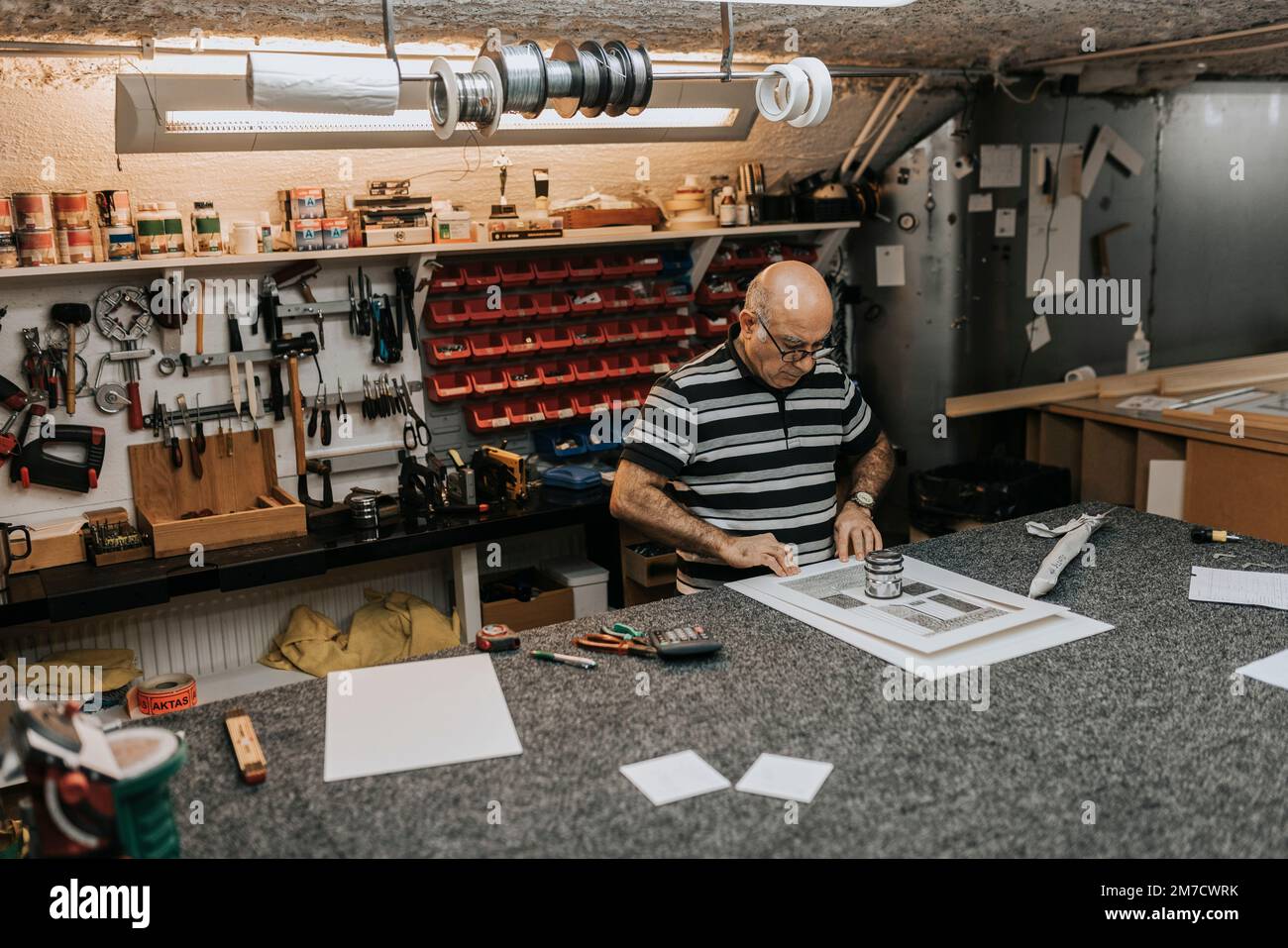 Making frame hi-res stock photography and images - Alamy