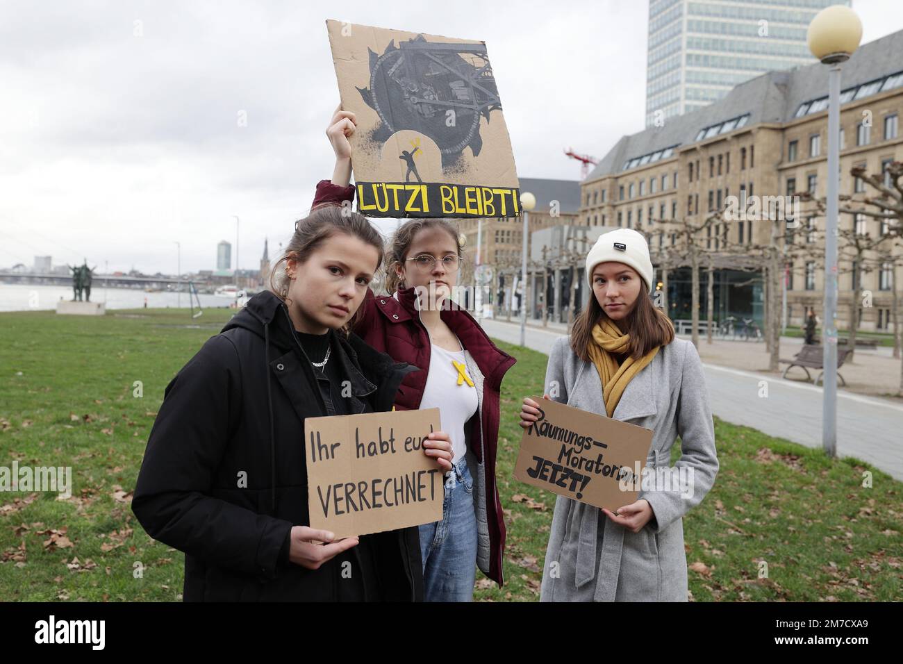 Duesseldorf, Germany. 09th Jan, 2023. Luisa Neubauer (l-r), Julia ...
