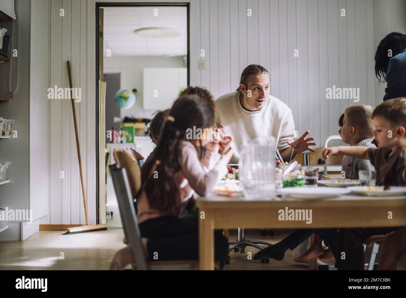 Teacher talking to students hi-res stock photography and images - Alamy