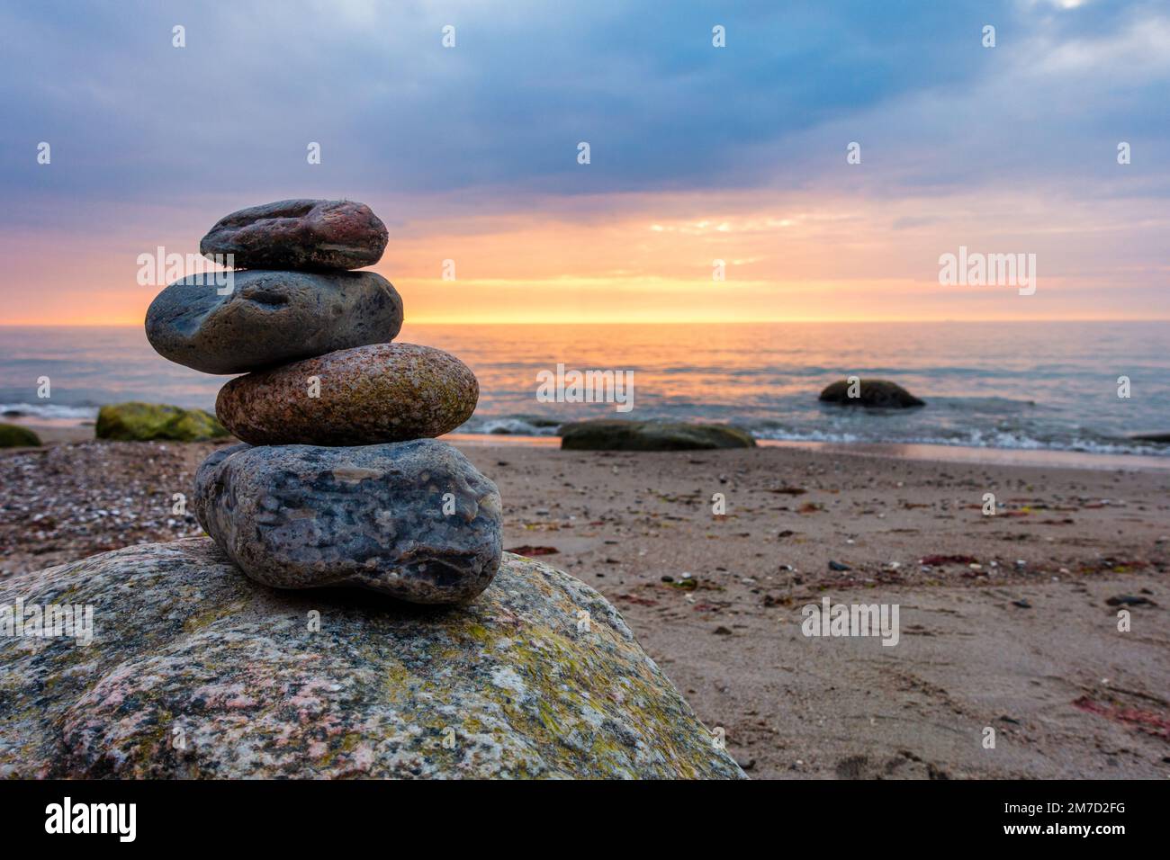stimmungsvoller Sonnenuntergang am Strand Ostsee Stock Photo - Alamy