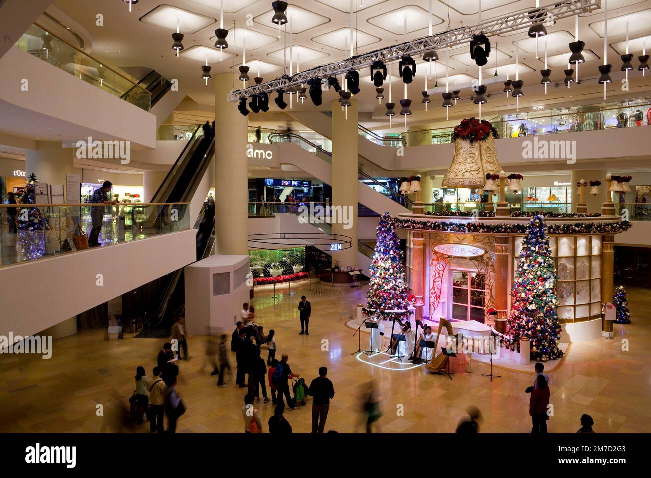 Hong kong pacific place shopping mall hi-res stock photography and ...