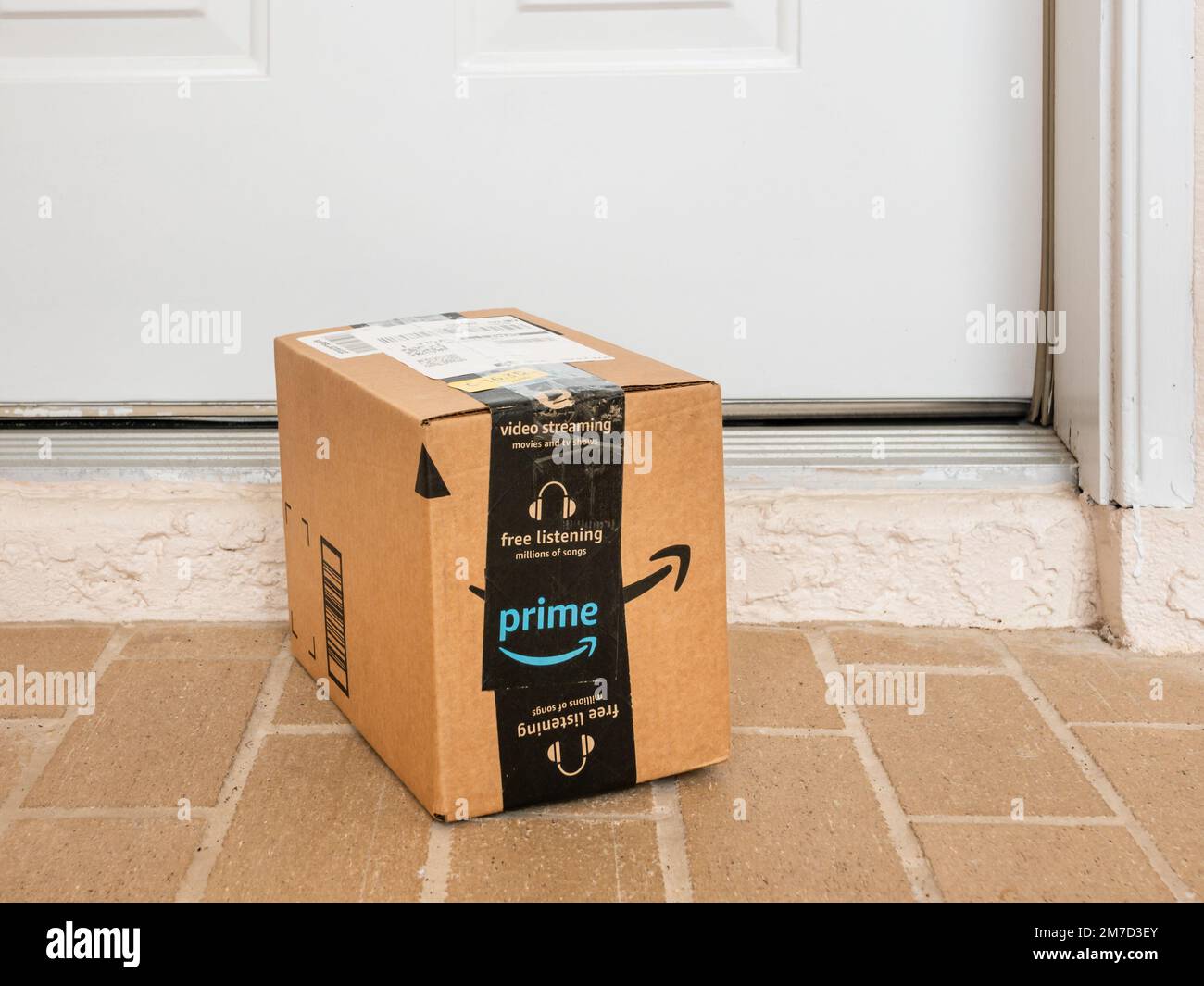 Amazon prime package hi-res stock photography and images - Alamy