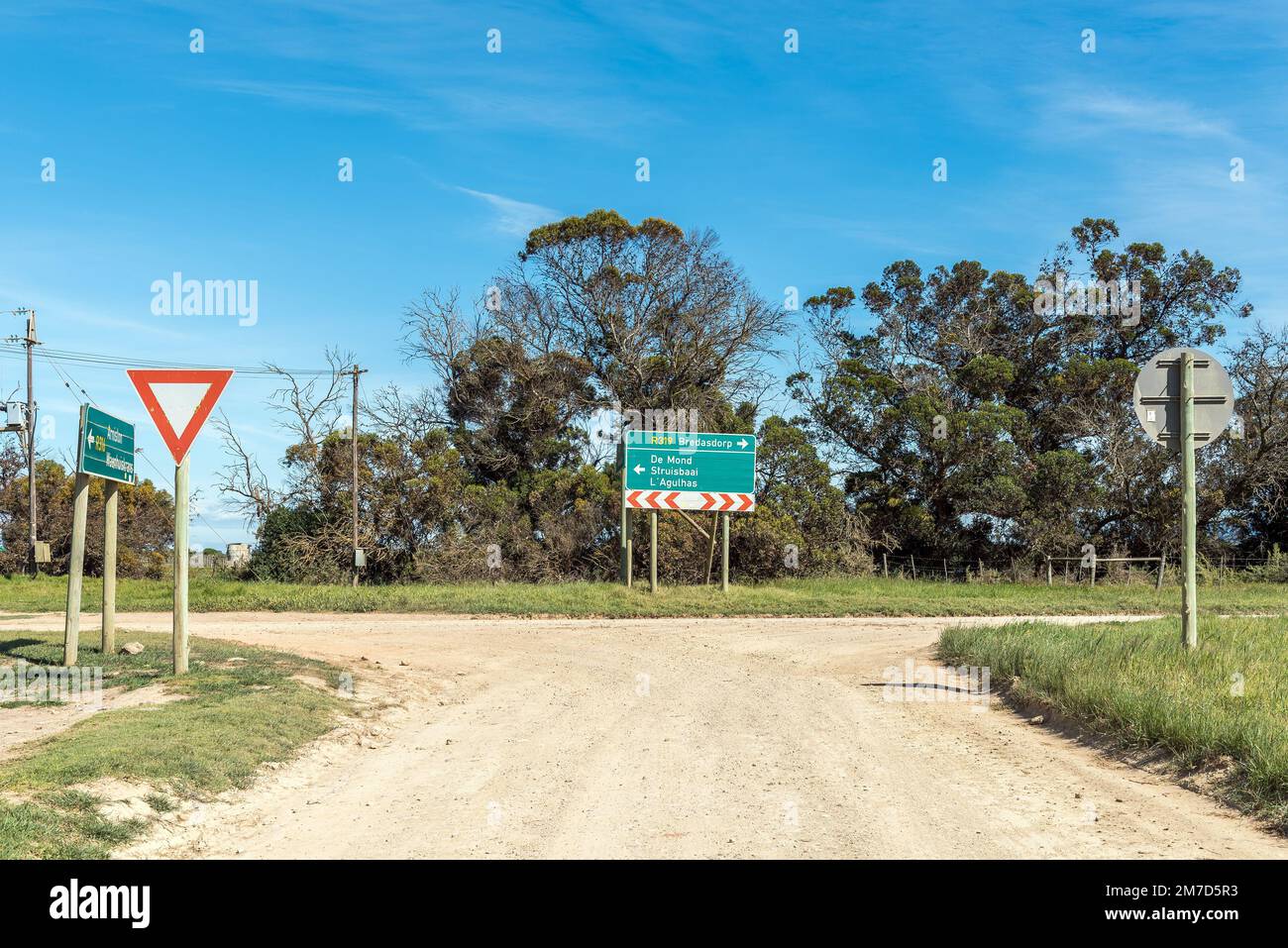 A road junction, yield sign and directional signs at Prinskraal between ...
