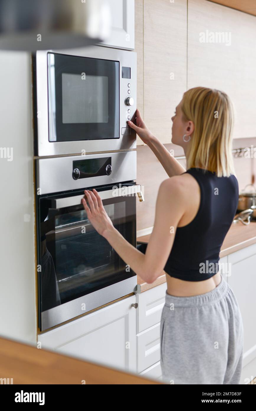 Woman cooking microwave hi-res stock photography and images - Alamy