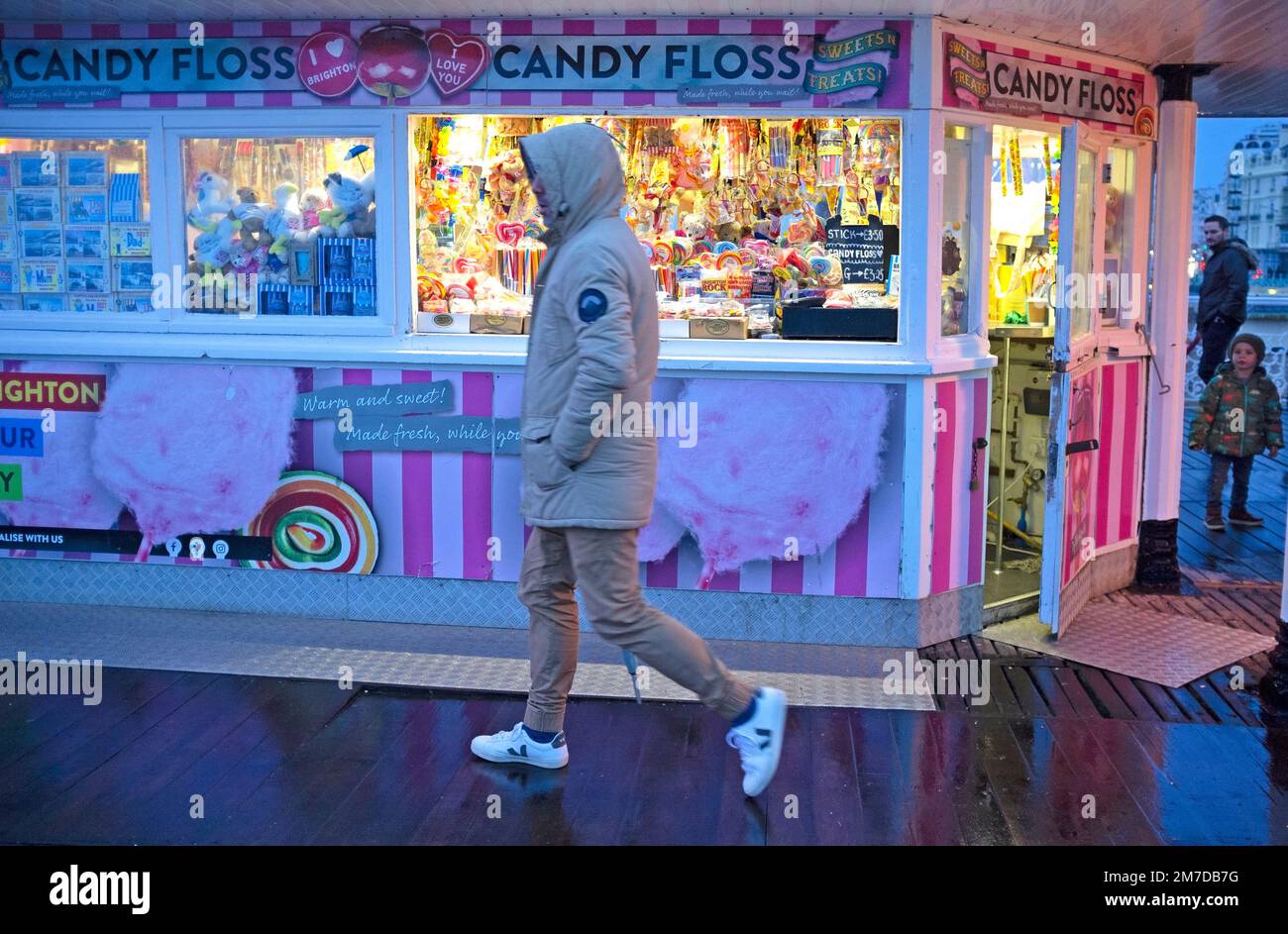 A kiosk selling candy floss on Brighton Pier Stock Photo - Alamy