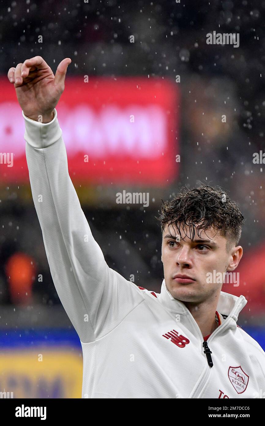Nicola Zalewski of AS Roma waves during the teams presentation prior to ...