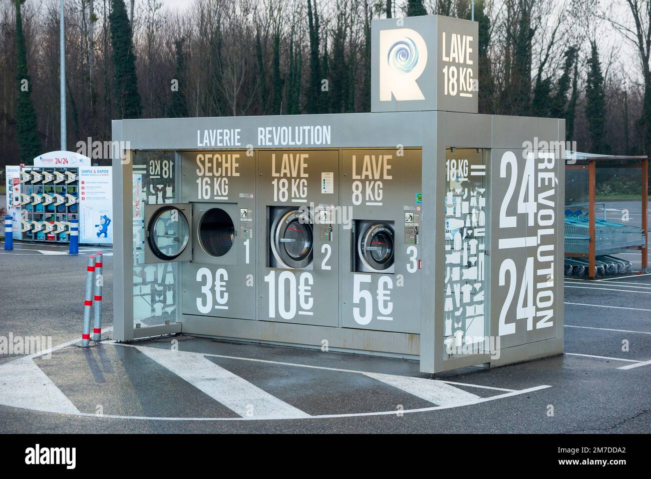 Revolution 24/7 outdoor self-service launderette laundry / launderette ...