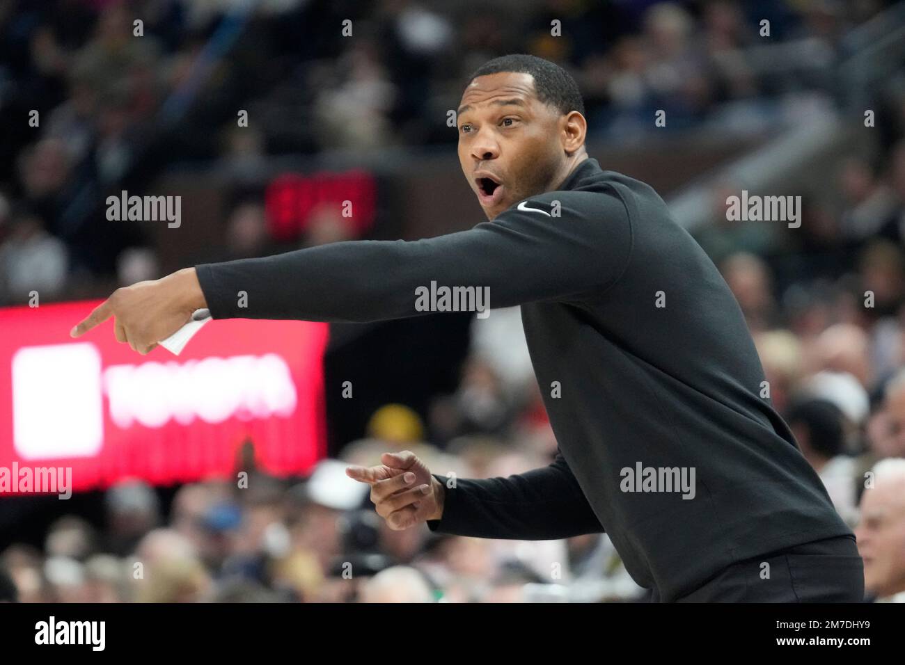 New Orleans Pelicans head coach Willie Green shouts to his team during ...