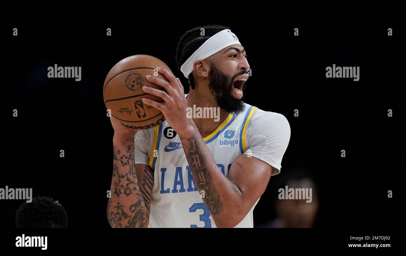 Los Angeles Lakers' Anthony Davis looks to pass during second half of ...