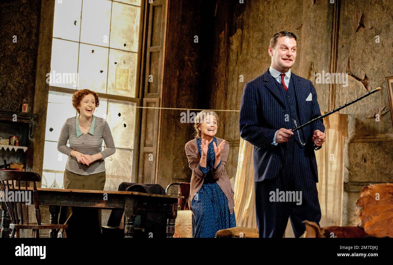 l-r: Clare Dunne (Mary Boyle), Sinead Cusack (Juno Boyle), Nick Lee ...