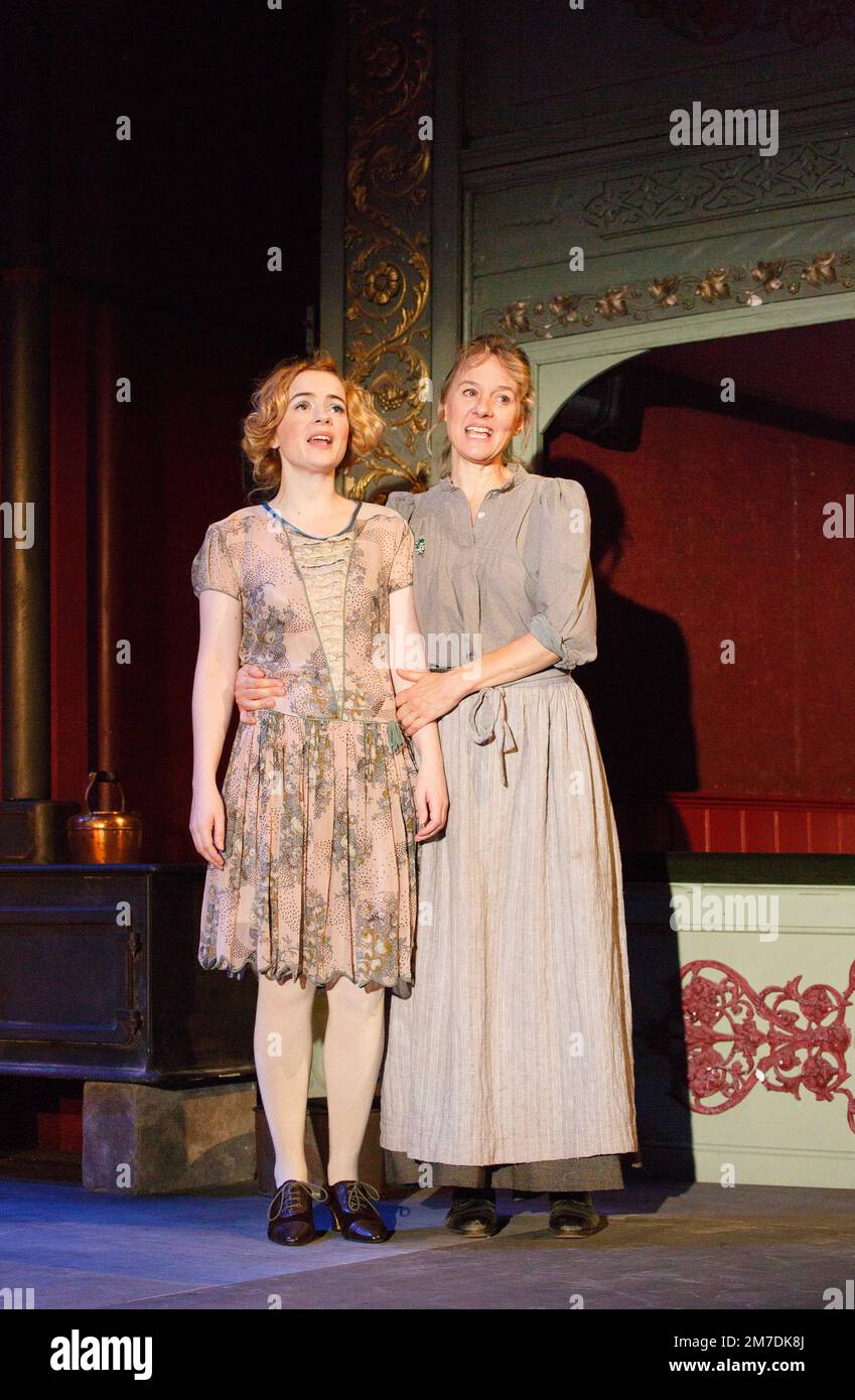 l-r: Maureen O'Connell (Mary Boyle), Niamh Cusack (Juno Boyle) in JUNO ...