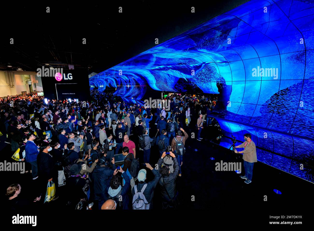 IMAGE DISTRIBUTED FOR LG - Convention attendees enter the LG ...