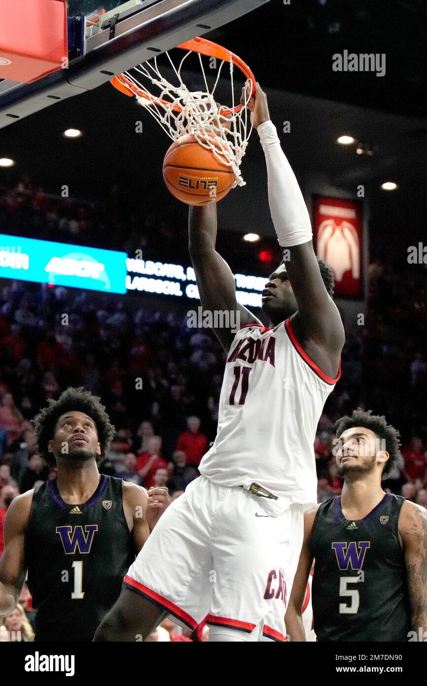 Arizona center Oumar Ballo (11) dunks over Washington forward Keion ...