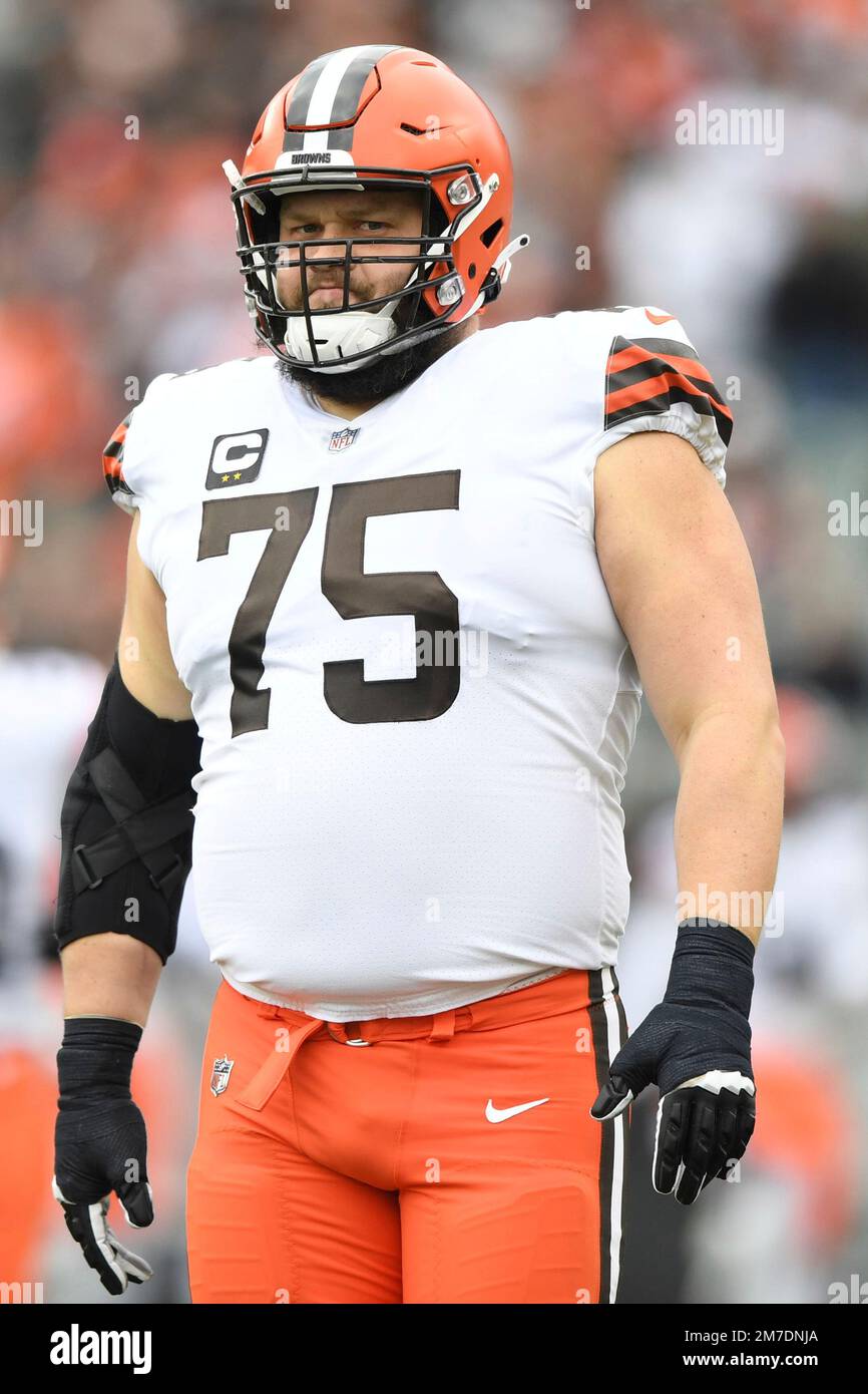 Cleveland Browns guard Joel Bitonio (75) warms up before an NFL ...
