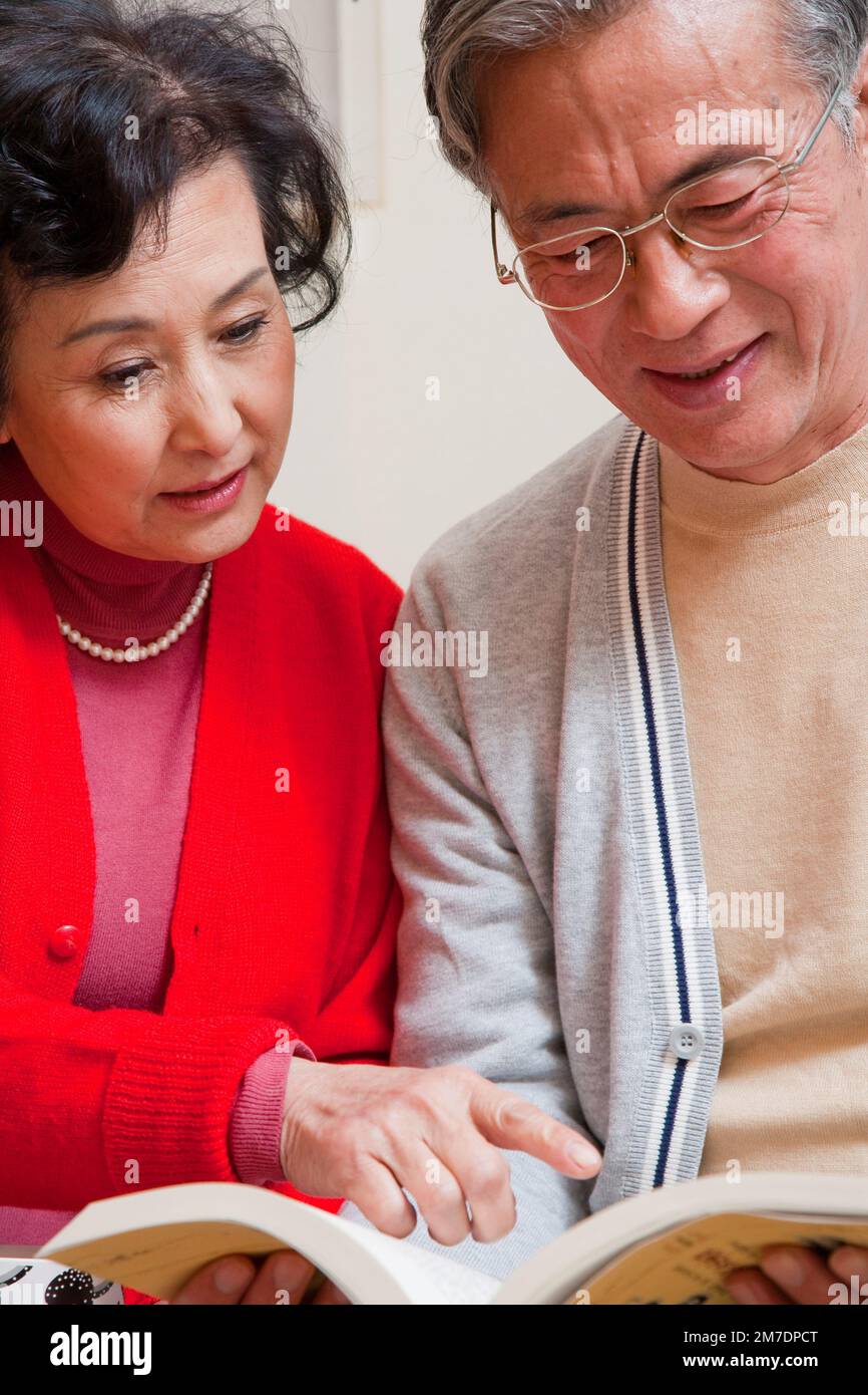 Traditional chinese family reading hi-res stock photography and images ...