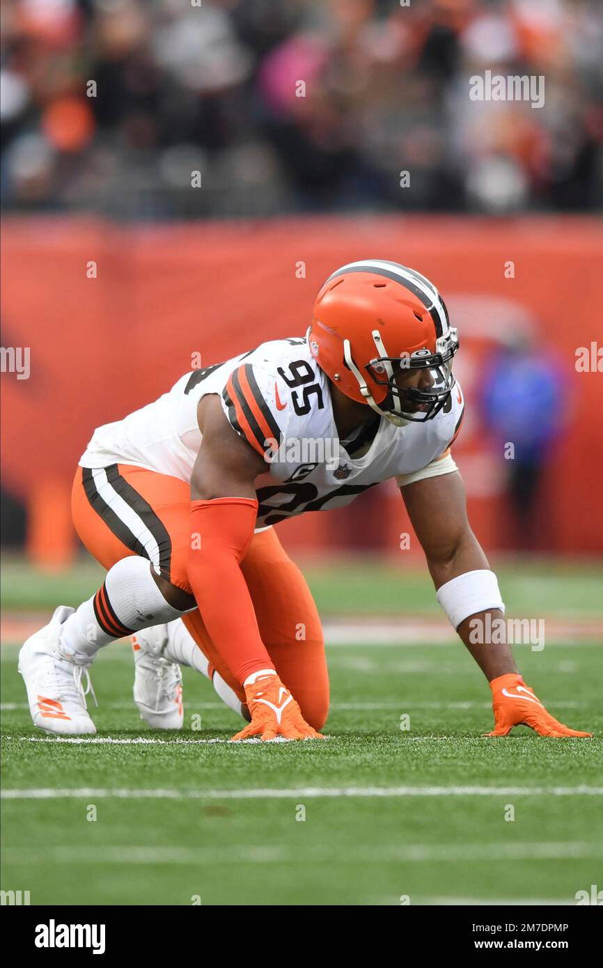 Cleveland Browns defensive end Myles Garrett (95) lines up for the play ...