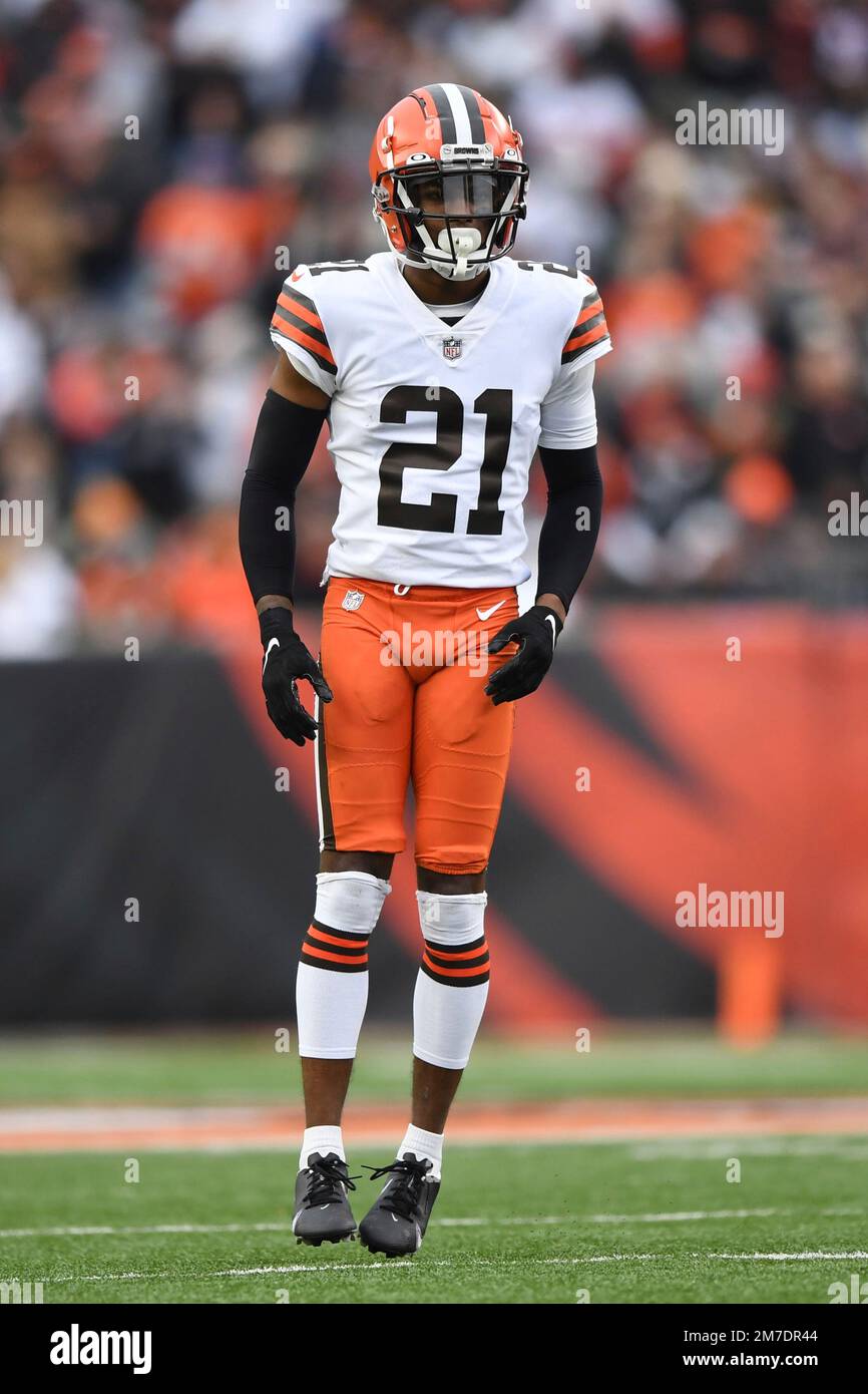 Cleveland Browns cornerback Denzel Ward (21) lines up for the play during an NFL football game ...