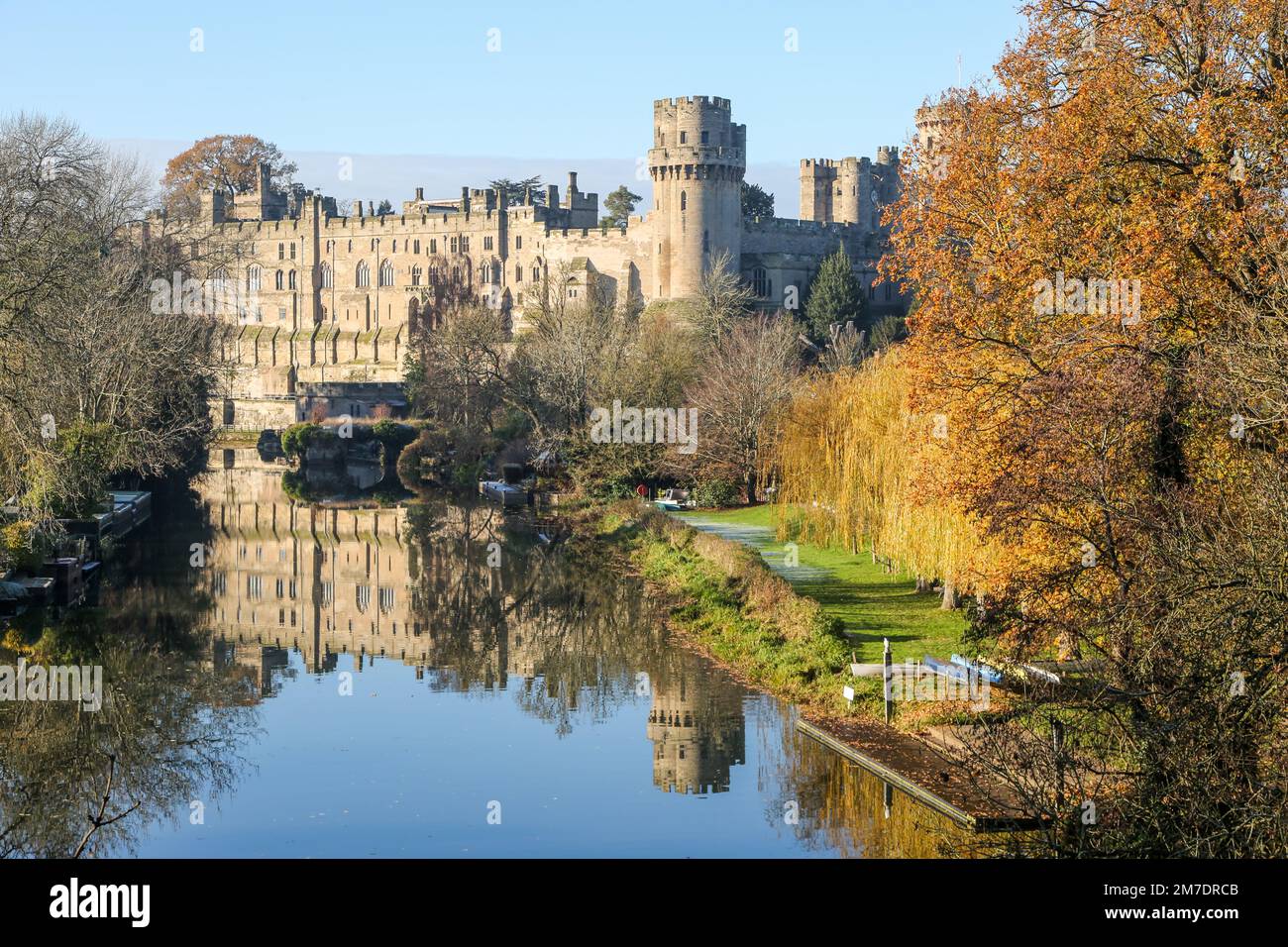 Reflection of Warwick castle in the river Avon during Autumn time Stock ...