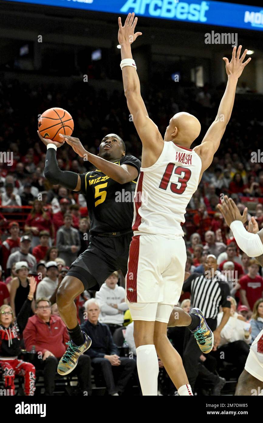 Missouri guard D'Moi Hodge (5) drives past Arkansas guard Jordan Walsh ...