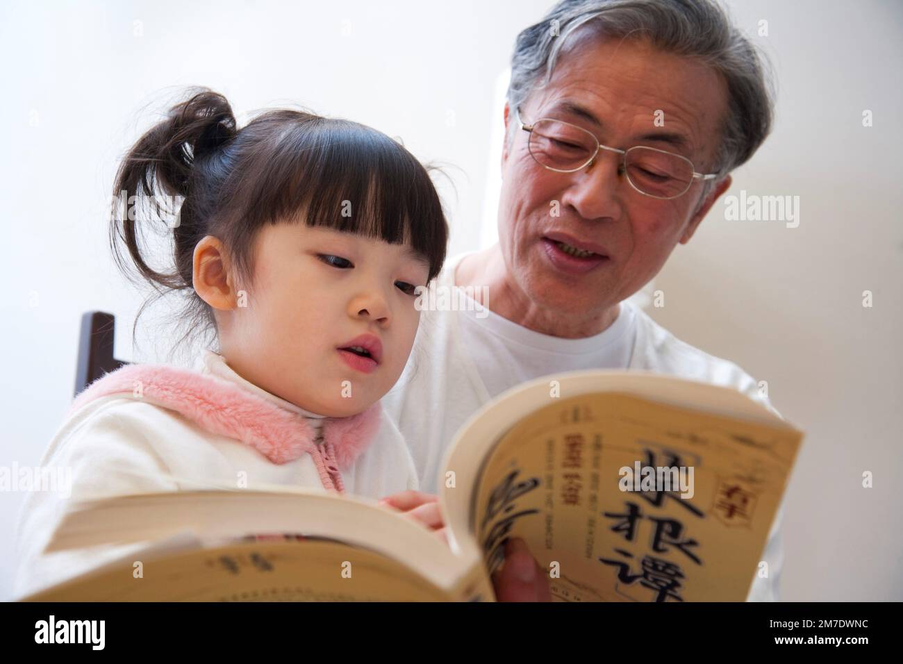 Family life with traditional Chinese style Stock Photo - Alamy
