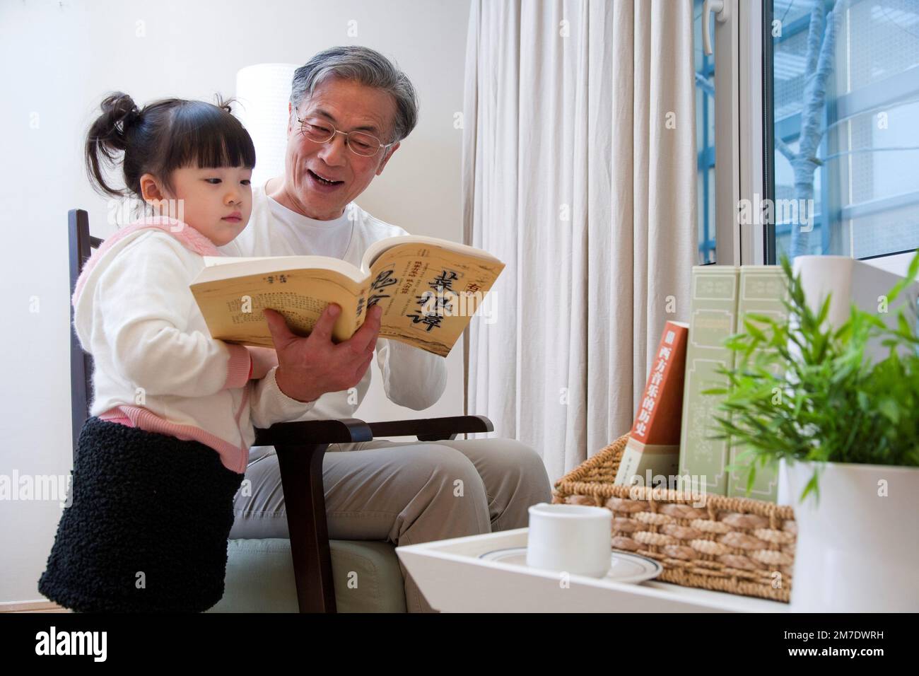 Family life with traditional Chinese style Stock Photo - Alamy