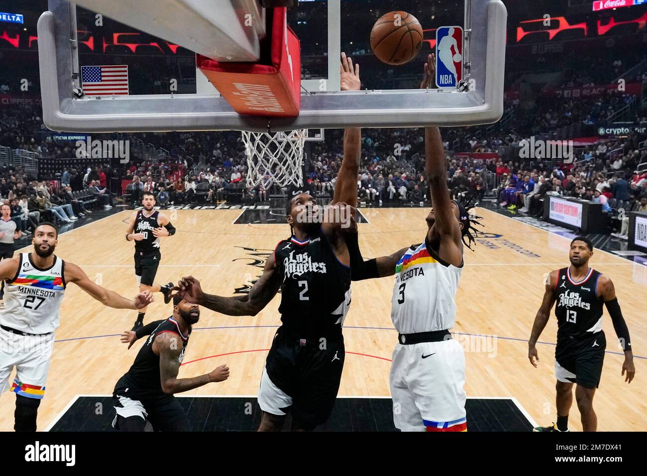 Los Angeles Clippers forward Kawhi Leonard (2) defends against ...
