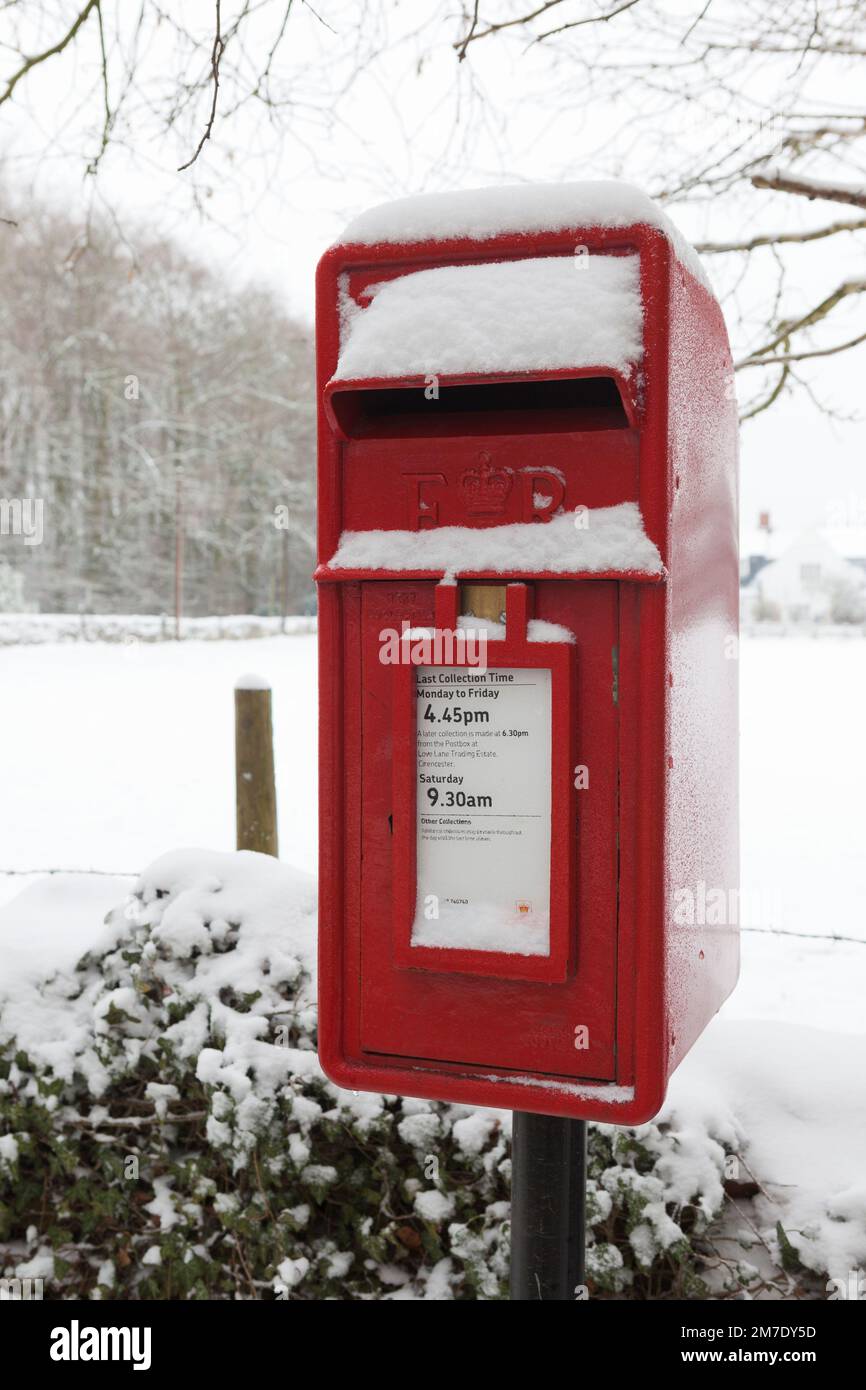 Traditional red post box on the snow in the country lanes Stock Photo ...