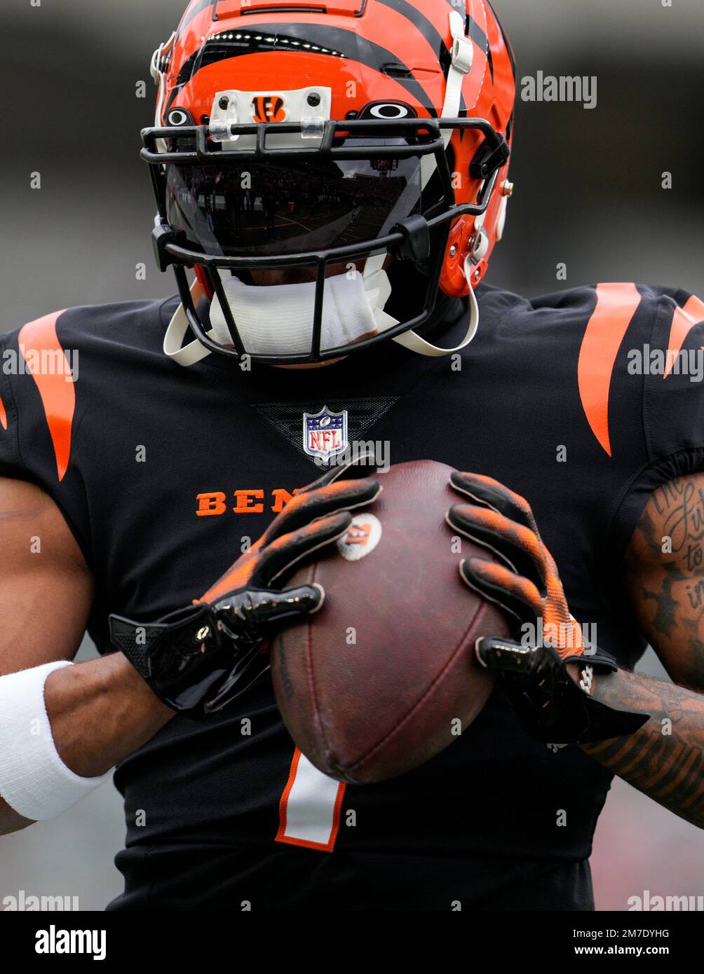 Cincinnati Bengals wide receiver Ja'Marr Chase (1) warms up during an ...