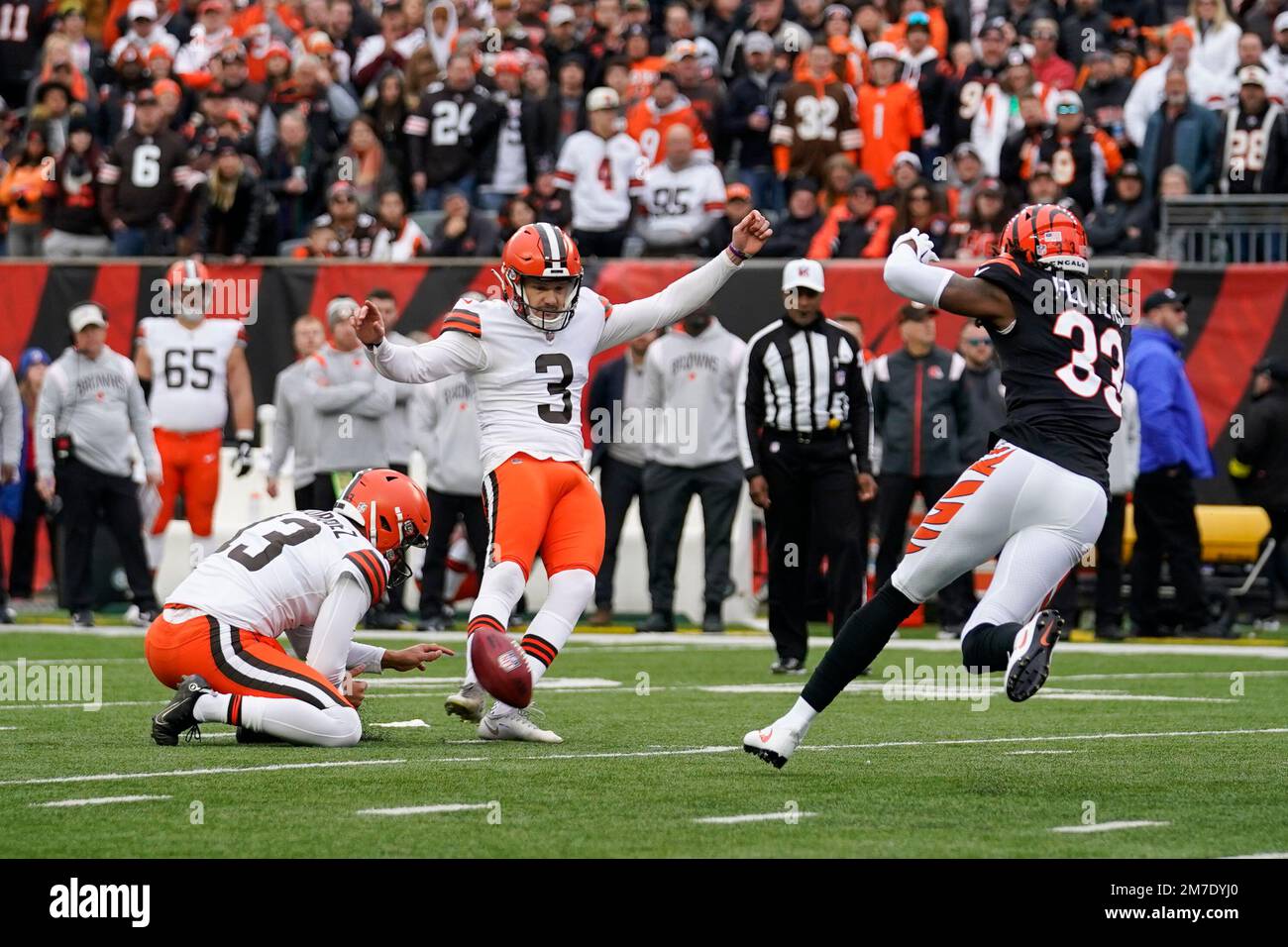 Cleveland Browns place kicker Cade York (3) kicks during an NFL ...
